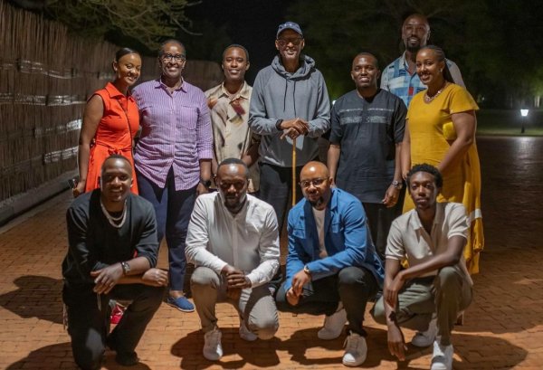 Rwanda's President Paul Kagame gifted cows to the artists (…)